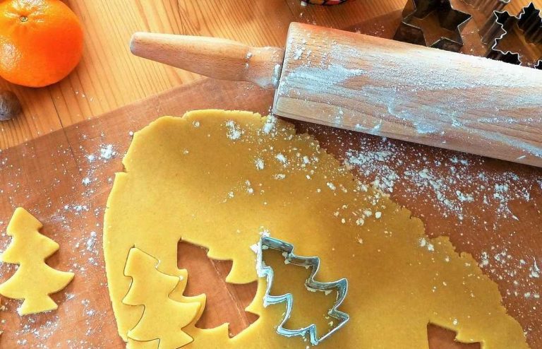 How to Use A Biscuit Cutter (Right Way) - Kitchenfeeds