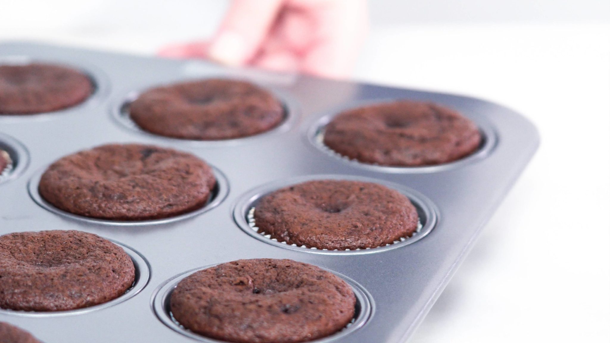 How to Cool Your Freshly Baked Cake - Kitchenfeeds